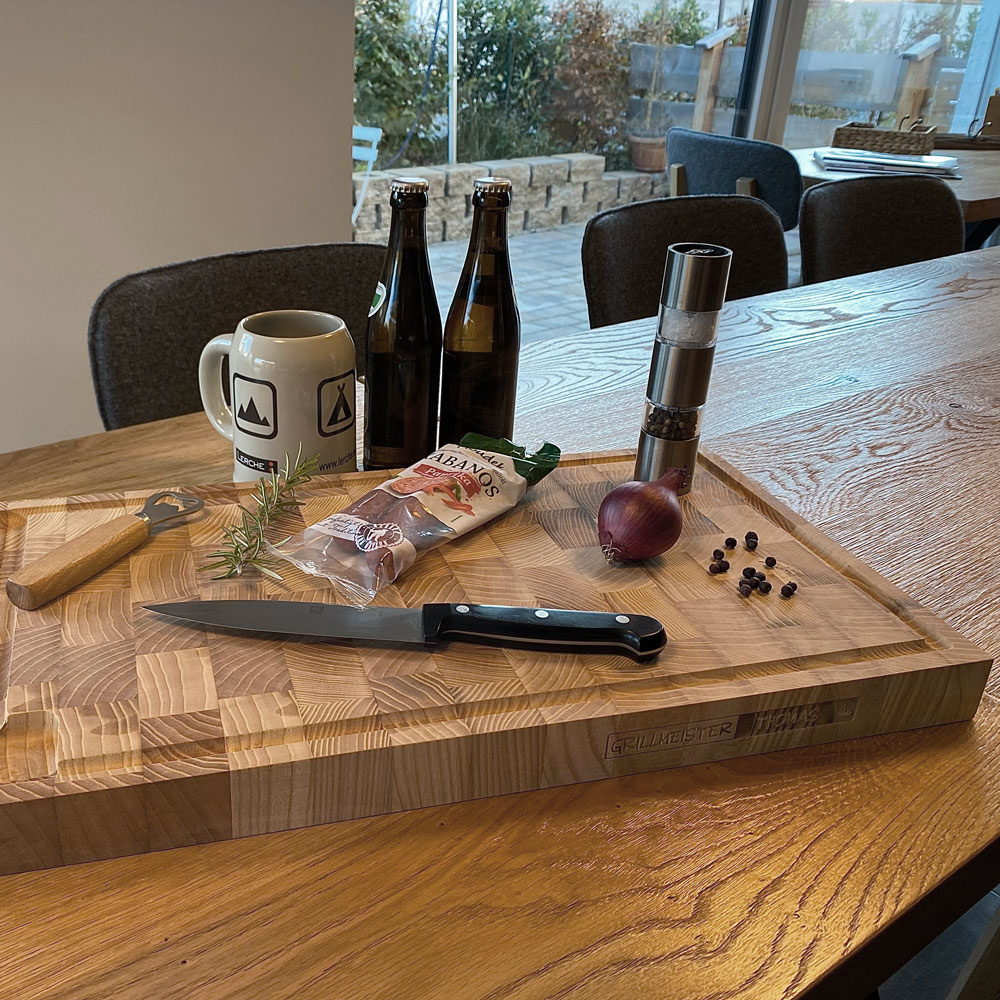 Massiver Hackblock aus Stirnholz in Esche oder Eiche mit Brandstempel ...